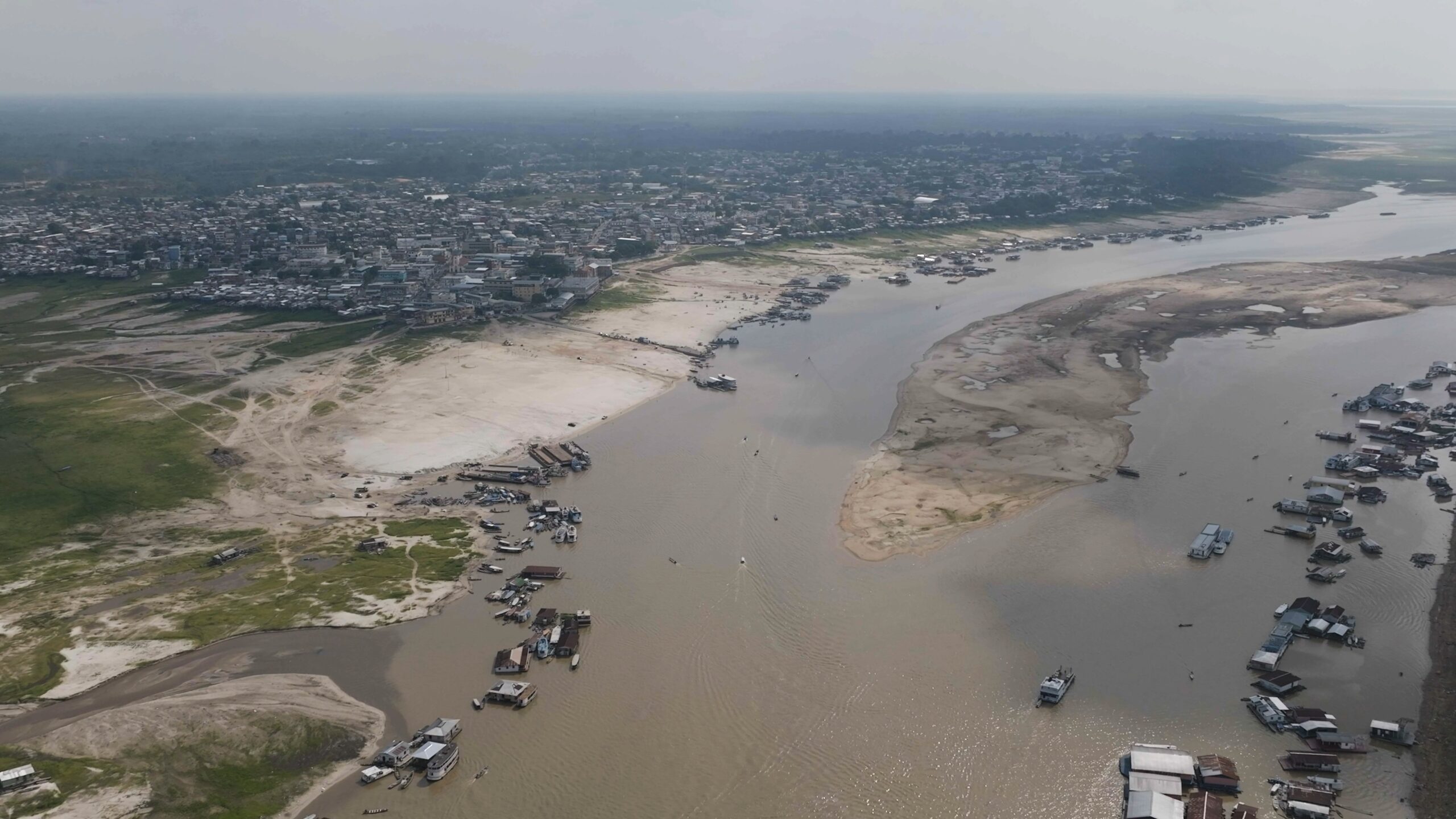 Aéreo da Cidade de Tefé, AM, durante a seca extrema na Amazônia de 2021 ...